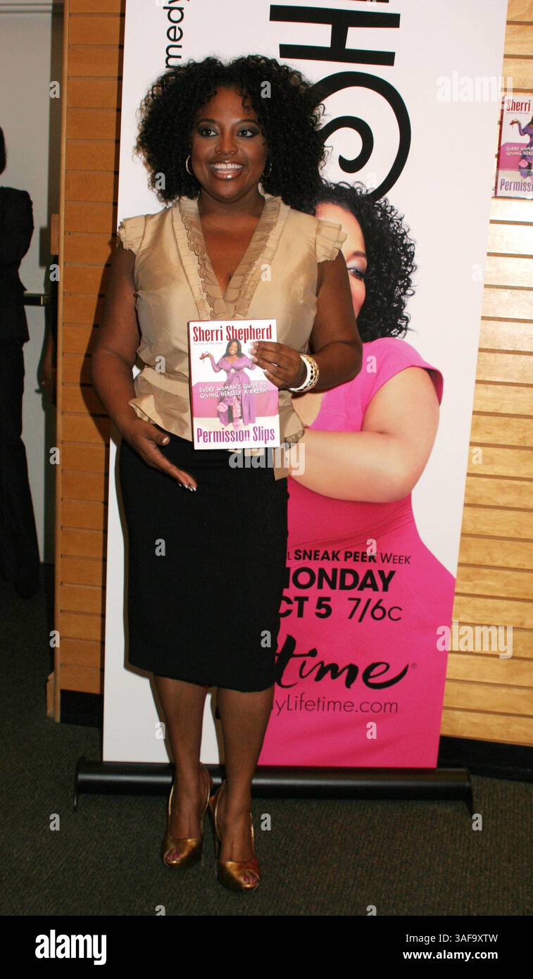 K63372PSC.SHERRI SHEPHERD signing her book, ''Permission Slips: Every ...