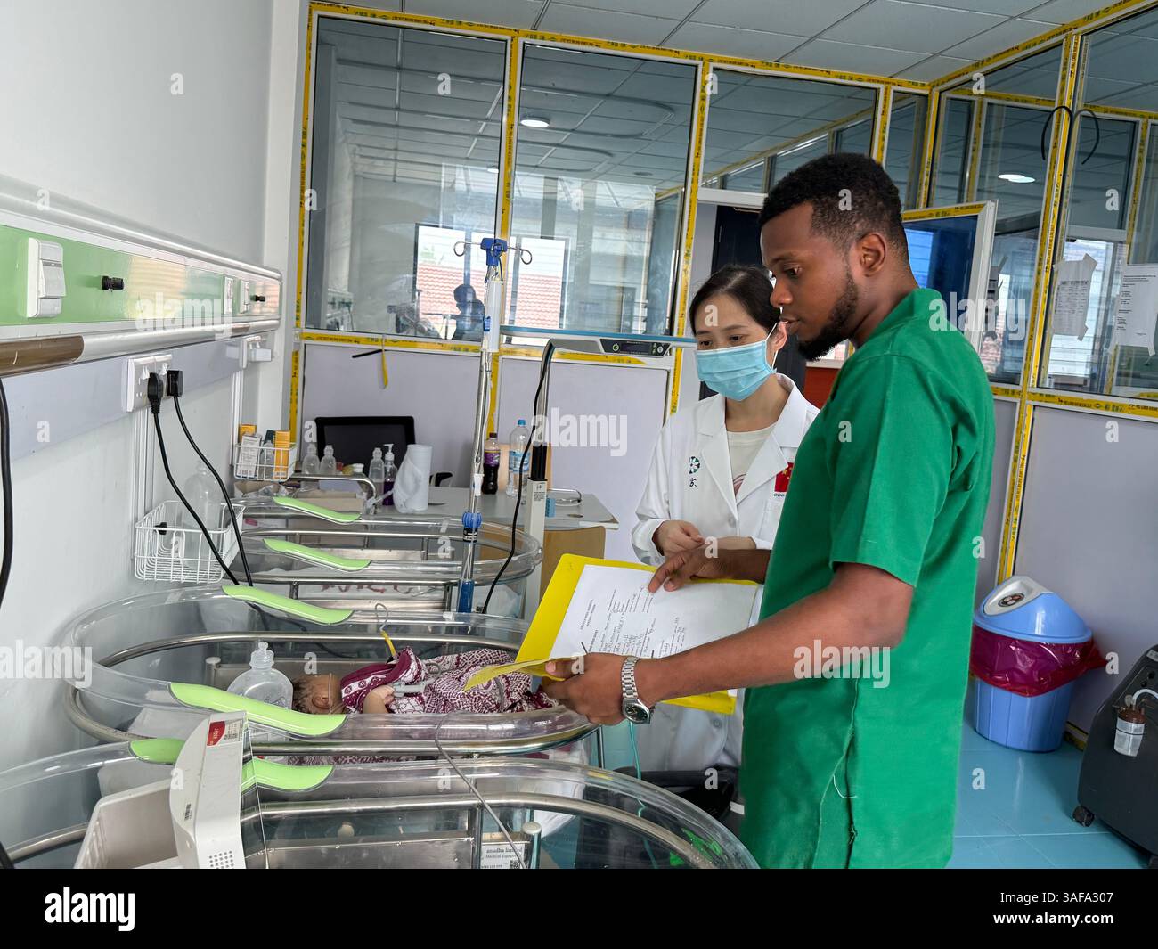 (250407) -- ZANZIBAR, April 7, 2025 (Xinhua) -- Yu Chunlin (rear), a pediatrician with the 34th ...