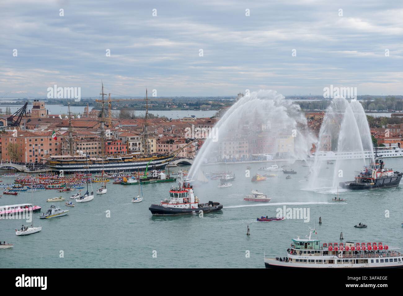 The Italian Navy training ship arrives in Venice Stock Photo - Alamy