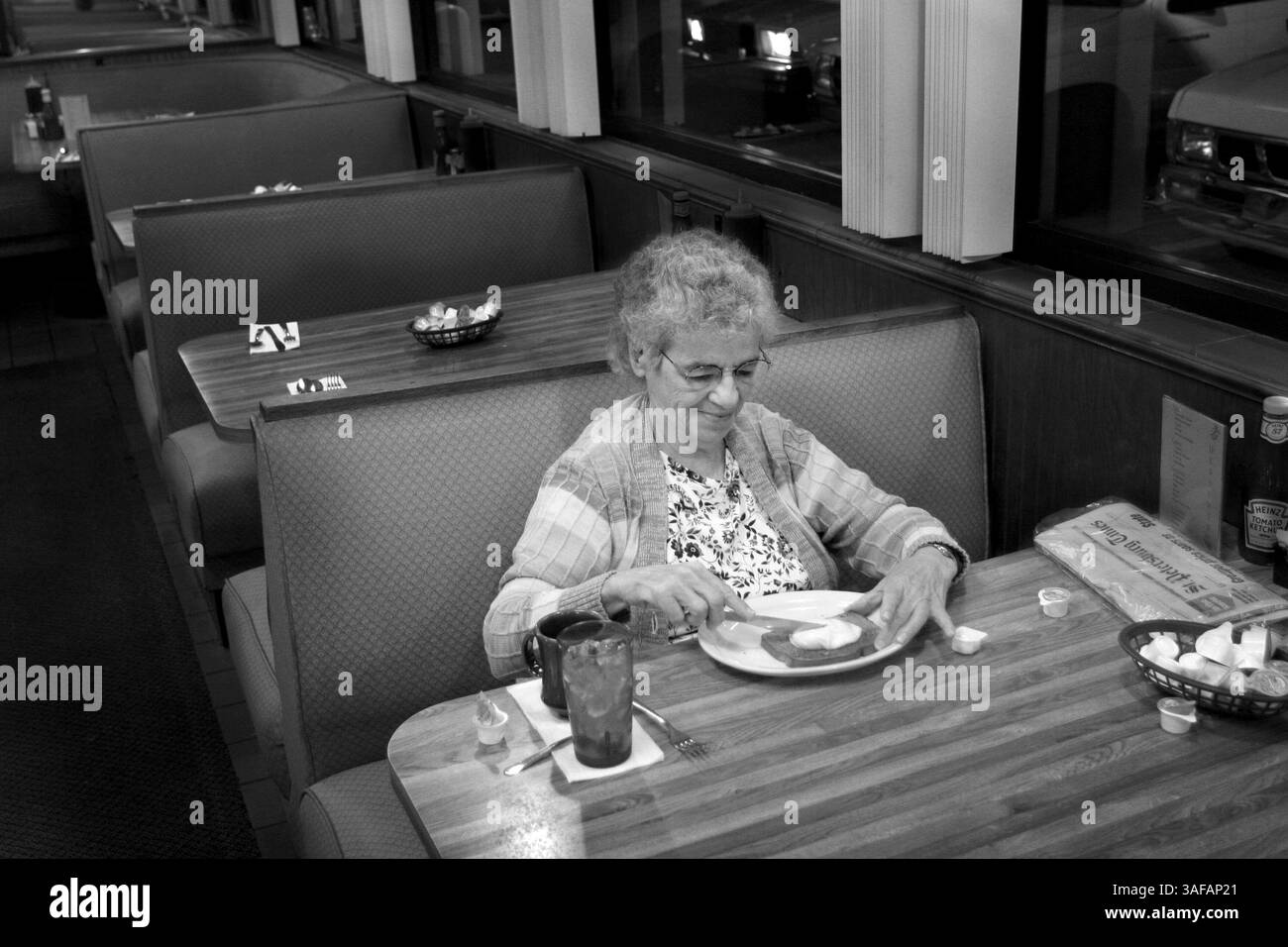 Paycheck press Black and White Stock Photos & Images - Alamy