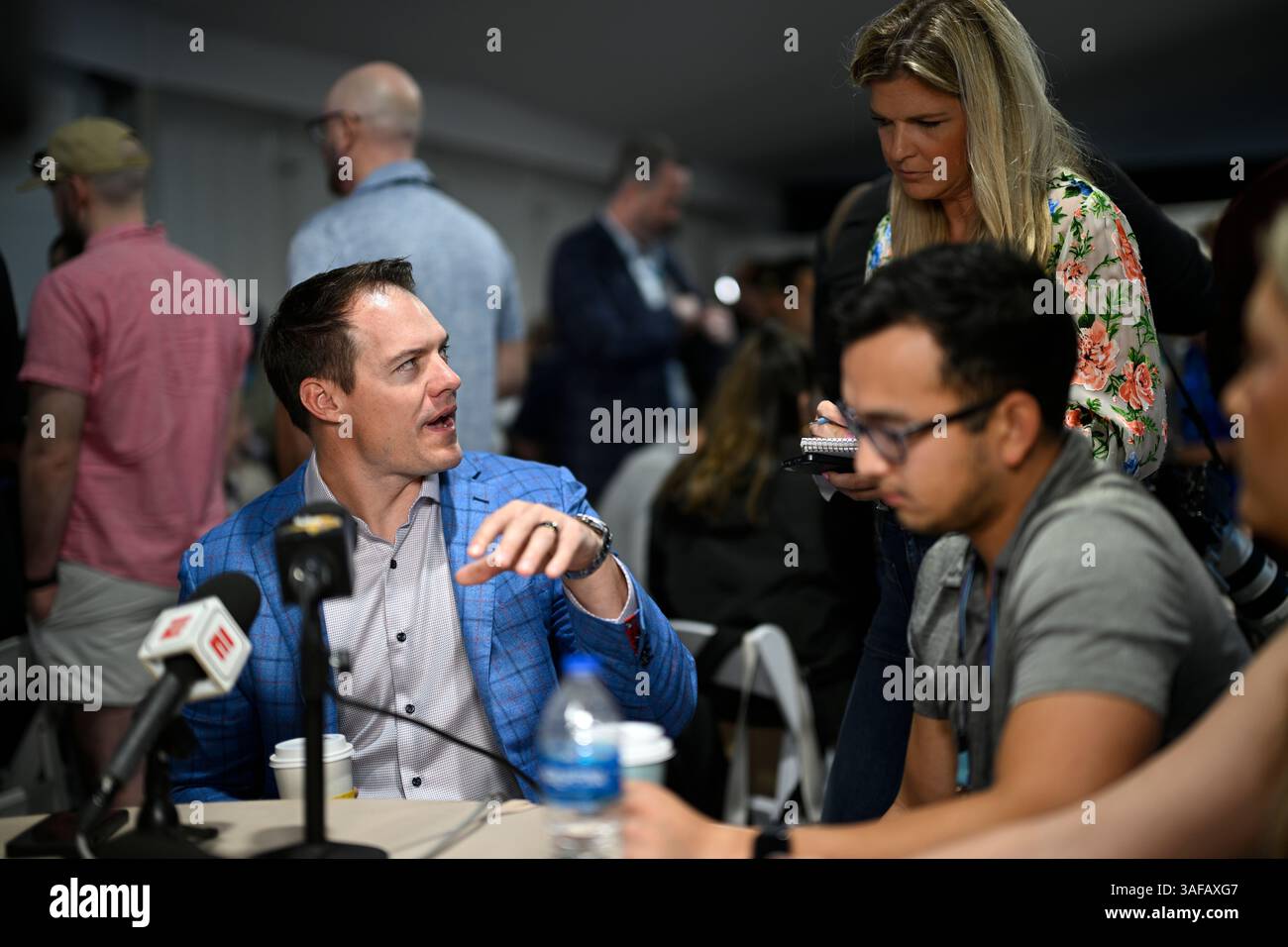 Minnesota Vikings head football coach Kevin O'Connell, left, meets with ...