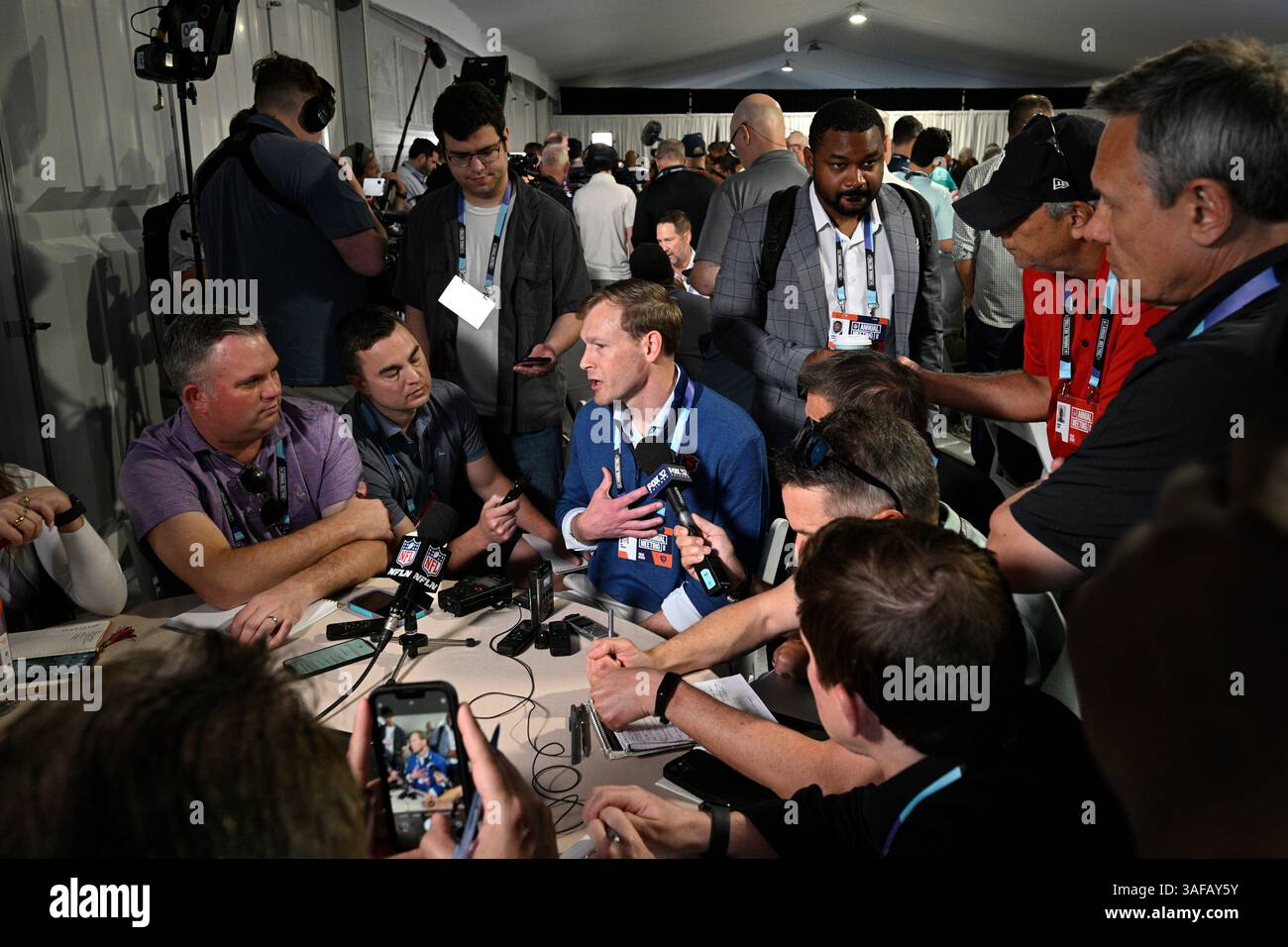 Chicago Bears head football coach Ben Johnson, center, meets with ...