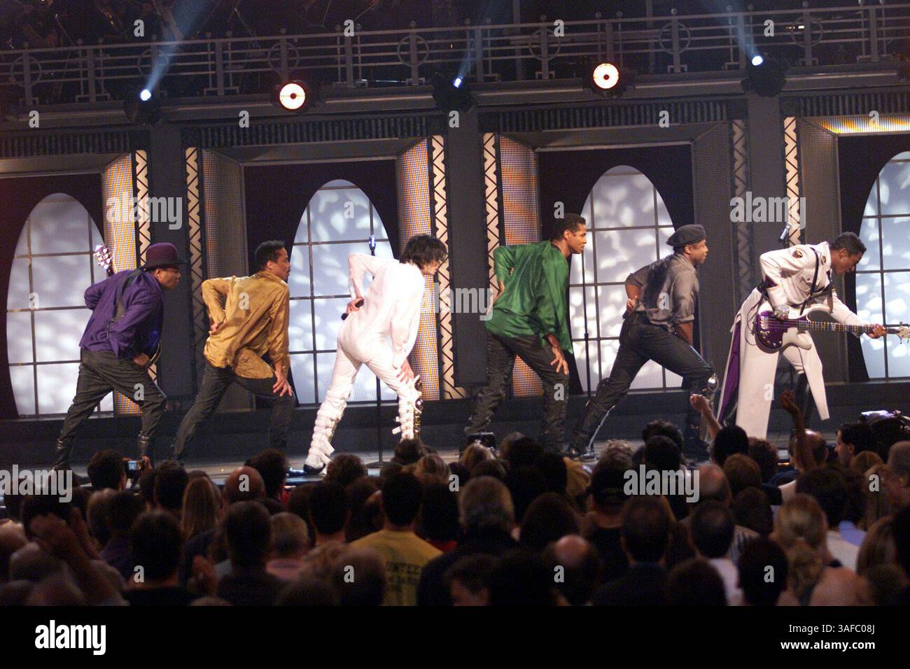 Nov 09, 2001; Los Angeles, CA, USA; Super star MICHAEL JACKSON reunites ...