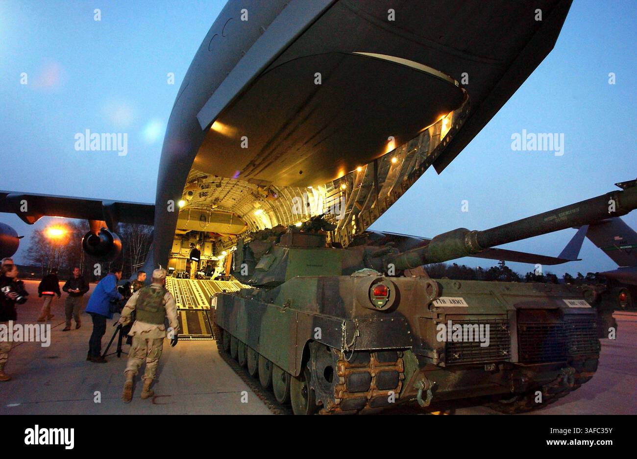 Tank operation iraqi freedom hi-res stock photography and images - Alamy
