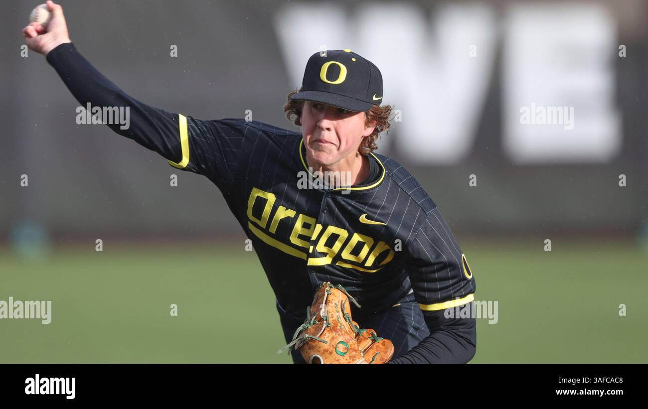 Oregon pitcher Kellan Knox (23) throws during an NCAA baseball game ...