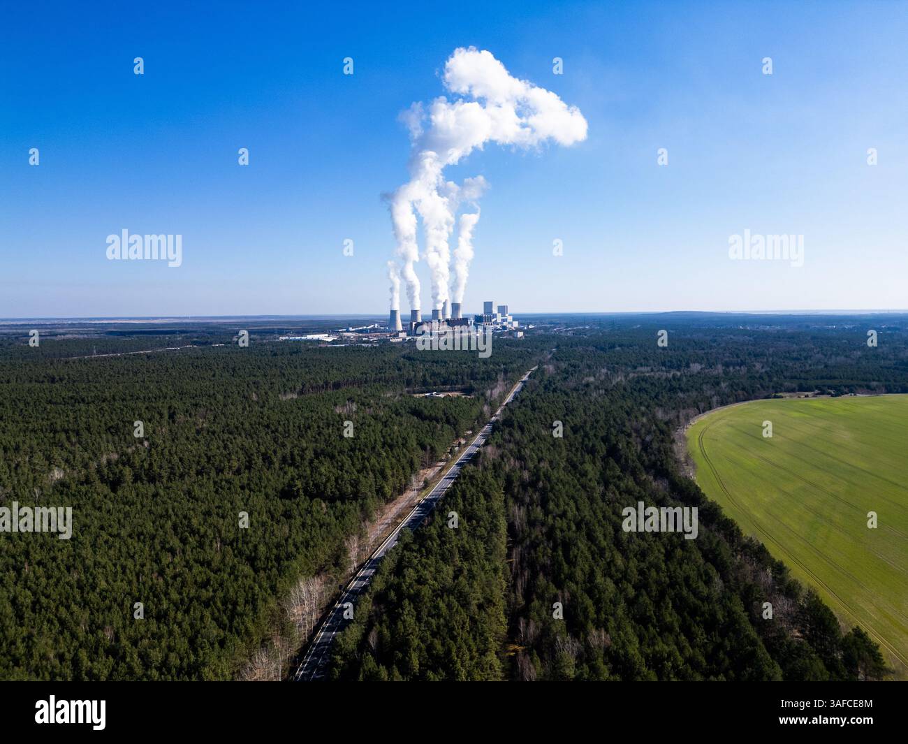 Boxberg, Germany. 04th Apr, 2025. View of the Boxberg power plant ...