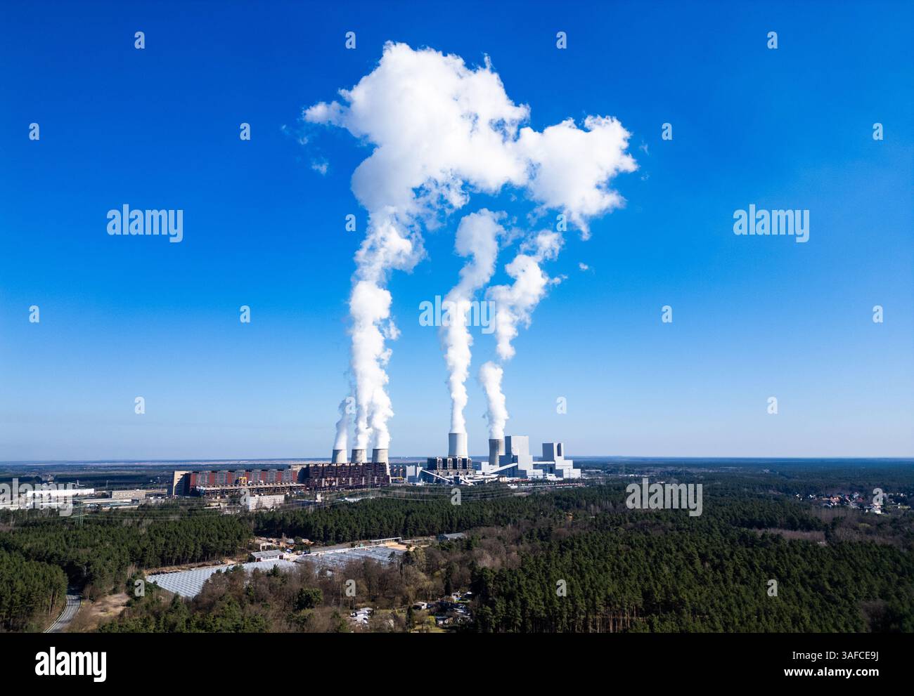 04 April 2025, Saxony, Boxberg: View of the Boxberg power plant ...