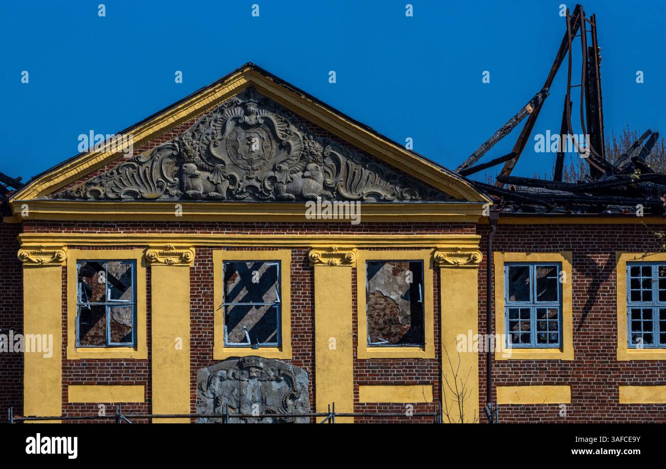 Dassow, Germany. 02nd Apr, 2025. Charred roof beams lie on the remains ...