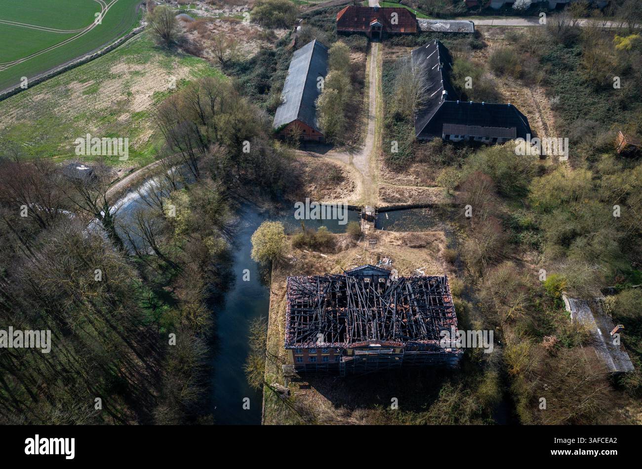 Dassow, Germany. 02nd Apr, 2025. Charred roof beams lie on the remains ...