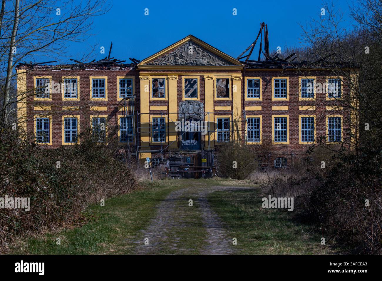Dassow, Germany. 02nd Apr, 2025. Charred roof beams lie on the remains ...
