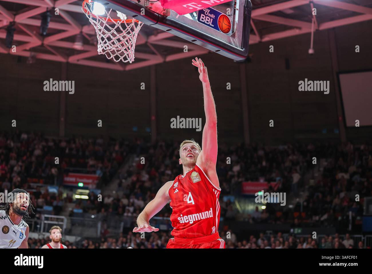 Jack White (FC Bayern Basketball, #04) mit Ball am Korb, GER, FC Bayern ...