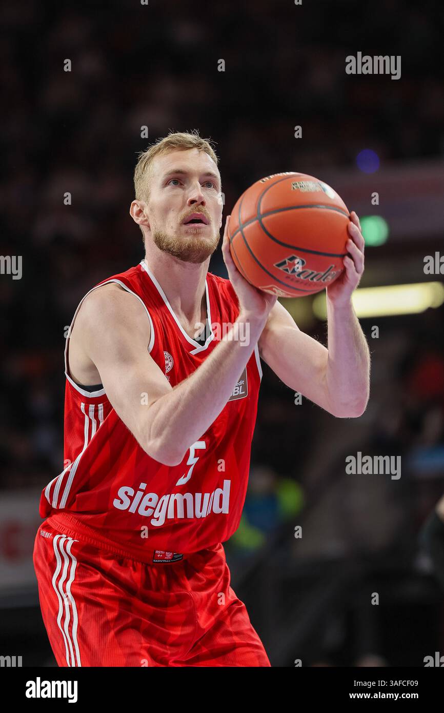 Muenchen, Deutschland. 06th Apr, 2025. Niels Giffey (FC Bayern ...