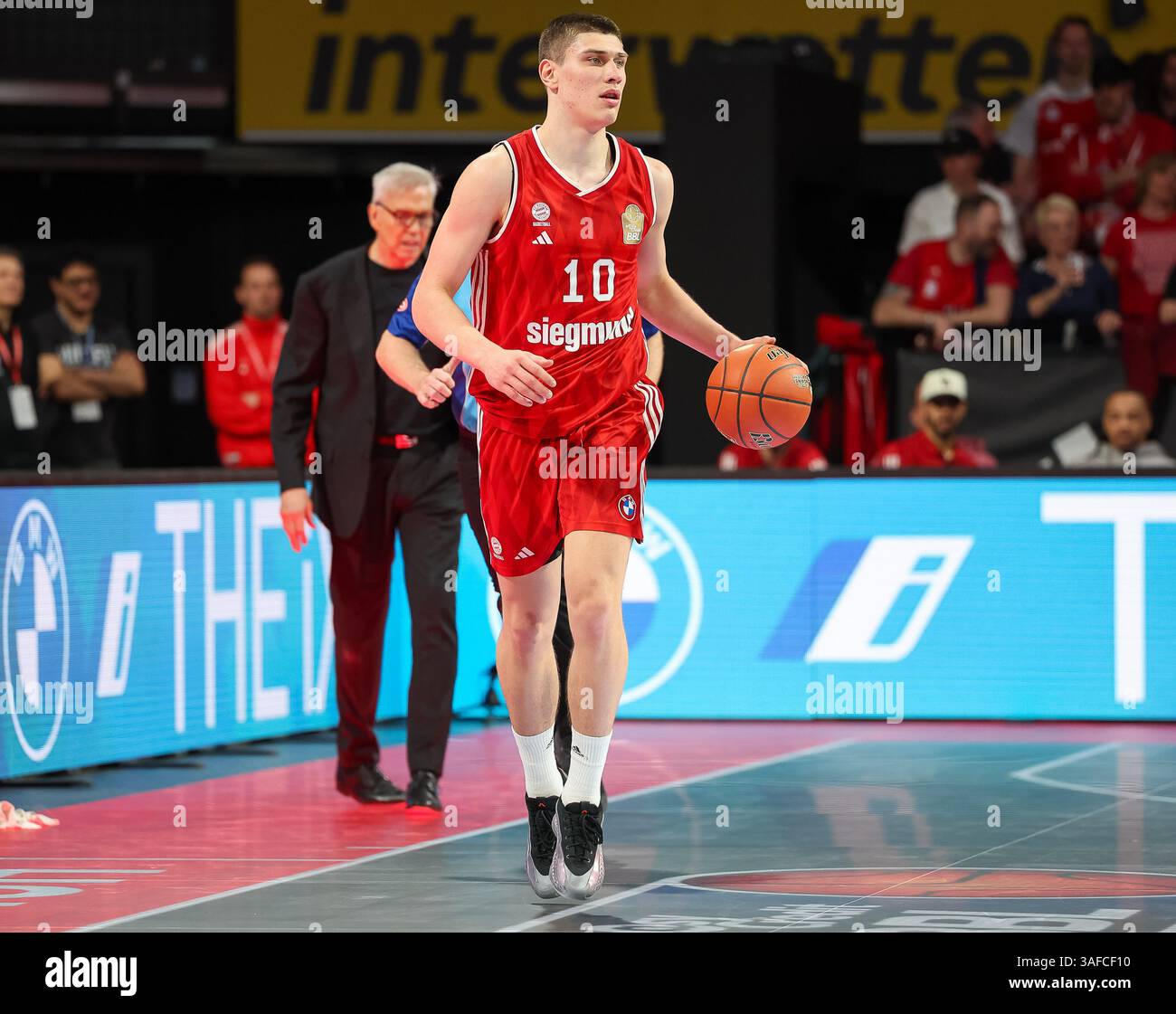 Muenchen, Deutschland. 06th Apr, 2025. Ivan Kharchenkov (FC Bayern ...