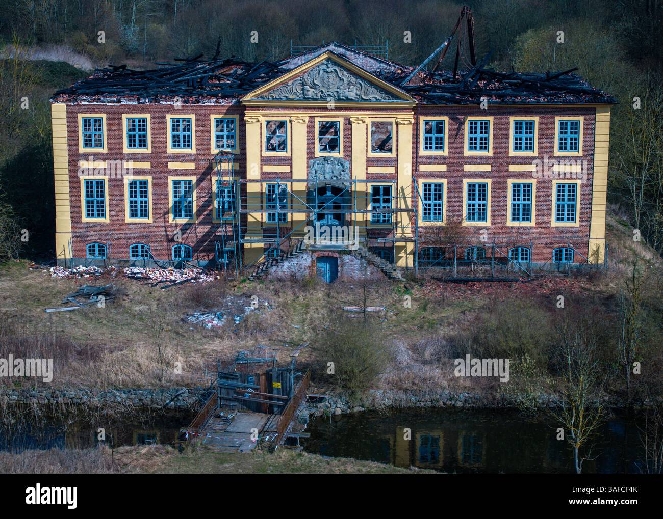 Dassow, Germany. 02nd Apr, 2025. Charred roof beams lie on the remains ...