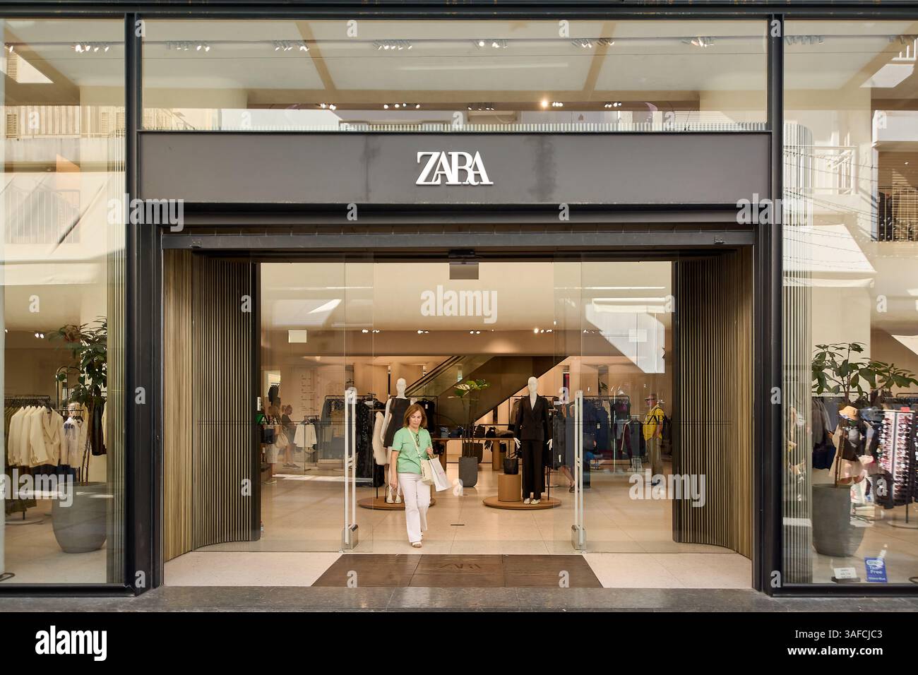 Trendy clothing store displays minimalist hi-res stock photography and ...