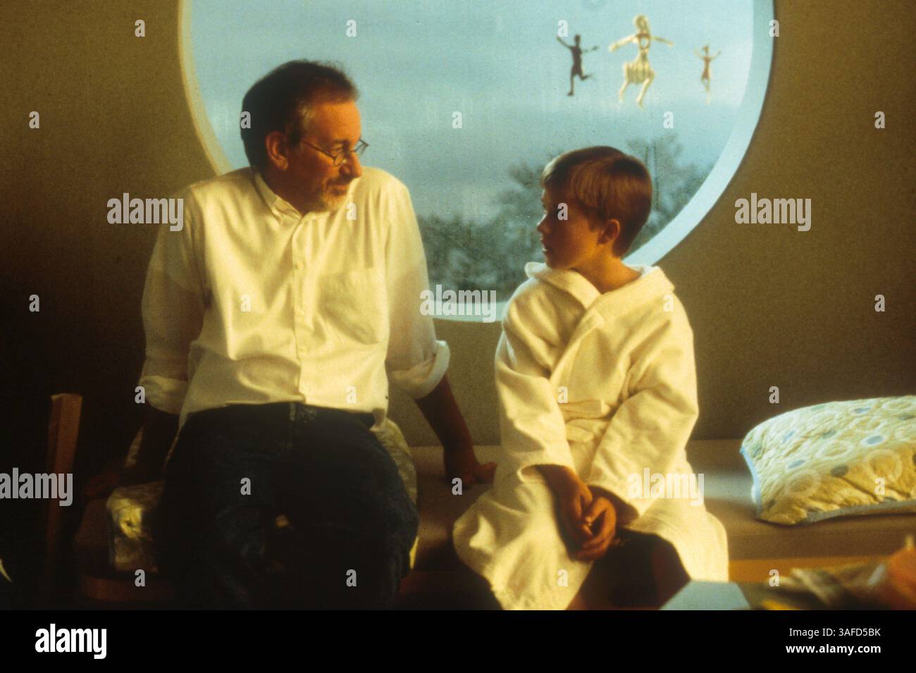 Steven spielberg on set directing hi-res stock photography and images ...