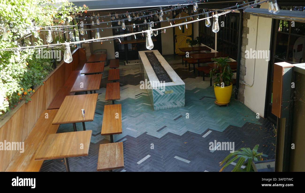Los Angeles, California, USA 6th April 2025 The Den Coffee House closed ...
