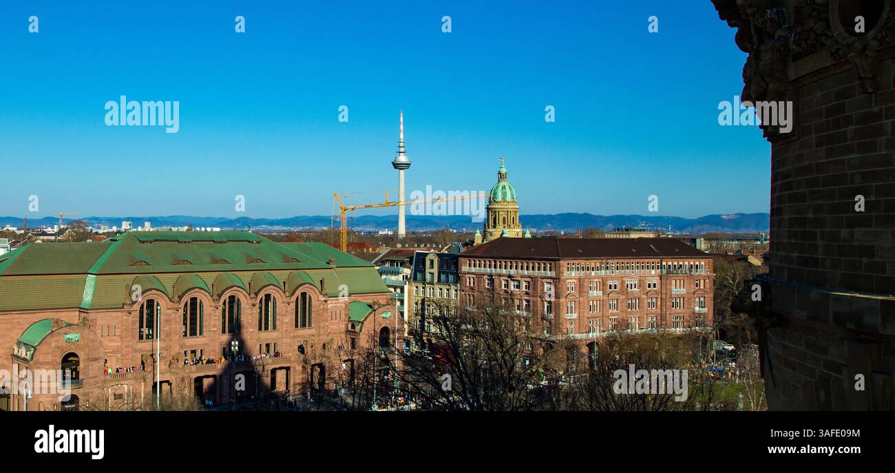 Center height hi-res stock photography and images - Alamy