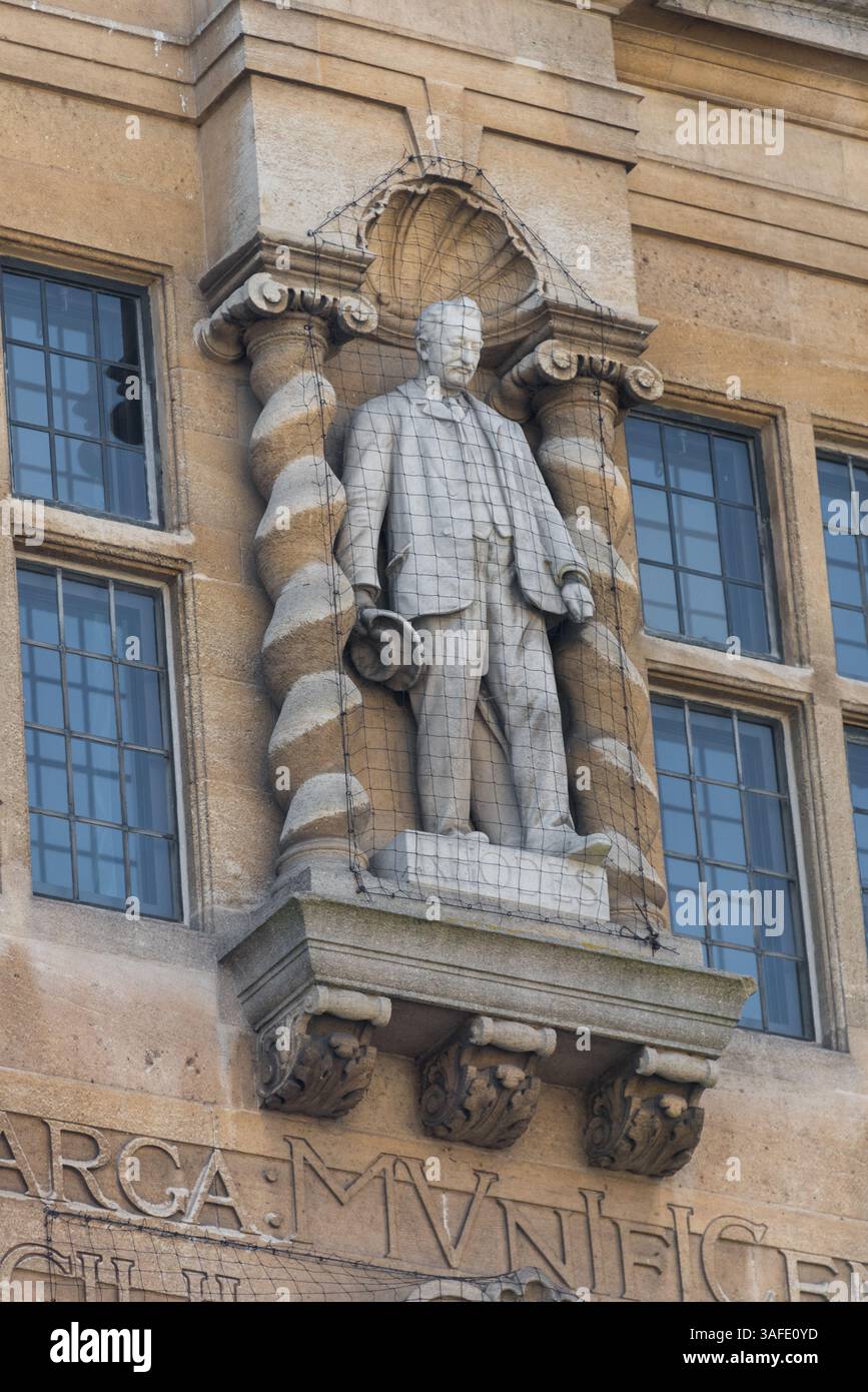 Statue of Cecil Rhodes on Oriel College, Oxford University, Oxford, United Kingdom Stock Photo ...