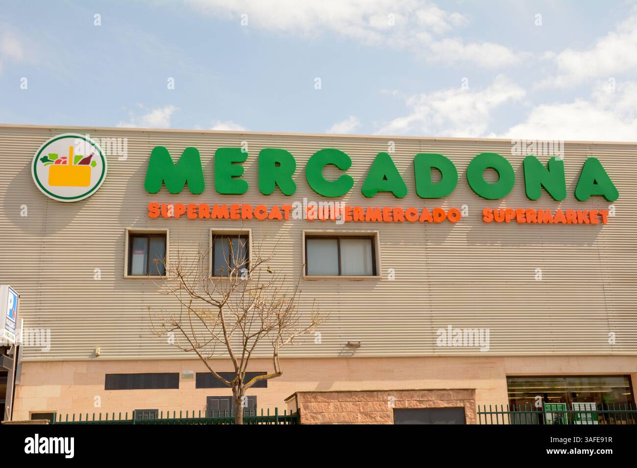 Mercadona is a spanish supermarket chain with 1618 stores across hi-res ...