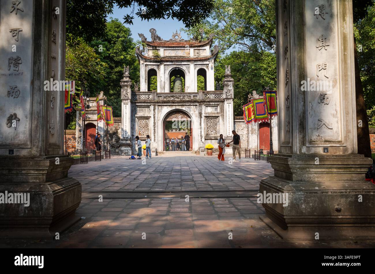 The Great Gate, the main entrance to the Temple of Literature, Vietnam ...