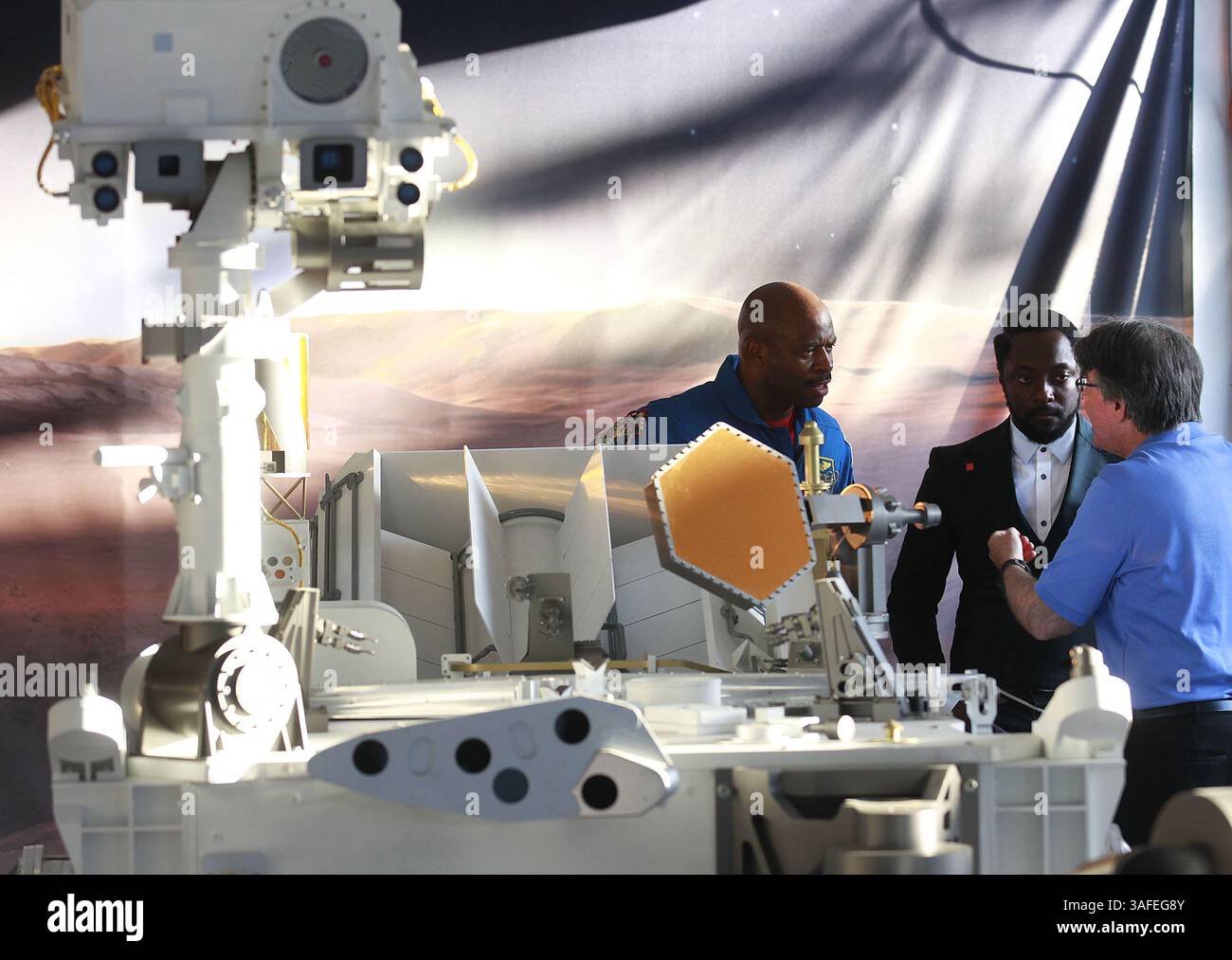 Aug. 5, 2012 - Pasadena, CA, USA - NASA Scientist Jim Garvin, right ...
