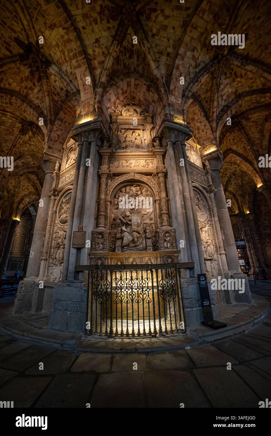 Gothic Arches and Columns in Avila Cathedral's Interior Stock Photo - Alamy