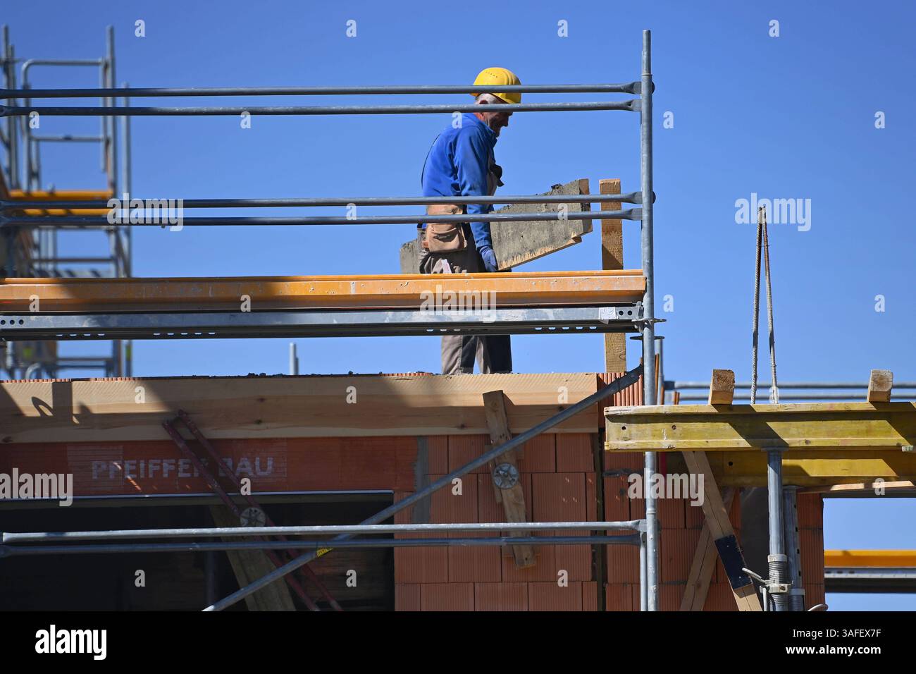 Bauarbeiter auf einer Grossbaustelle in Muenchen, Baugebiet ...