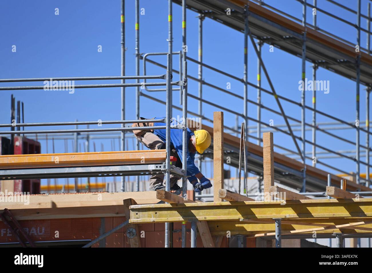 Bauarbeiter auf einer Grossbaustelle in Muenchen, Baugebiet ...