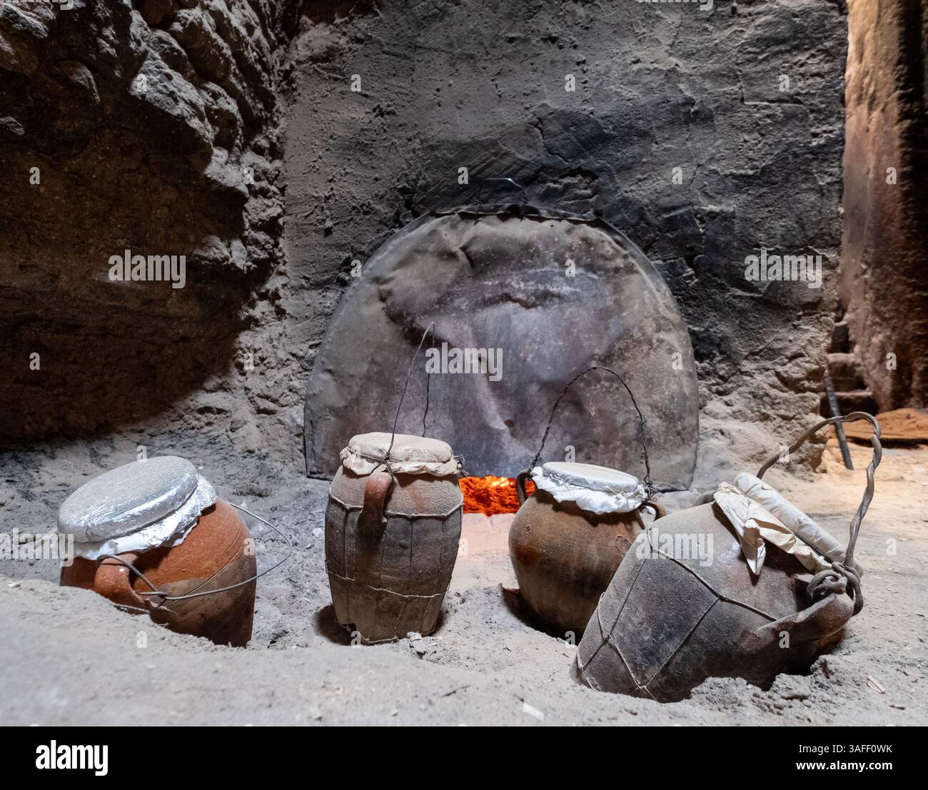 Cooking vessels hi-res stock photography and images - Alamy