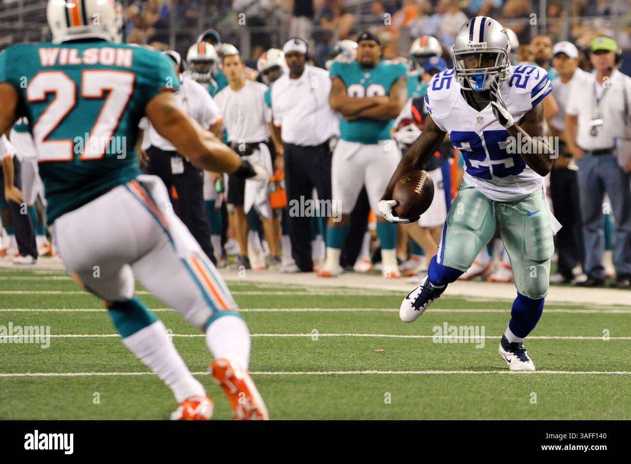 August 29, 2012: Dallas Cowboys running back, Lance Dunbar (25), runs ...