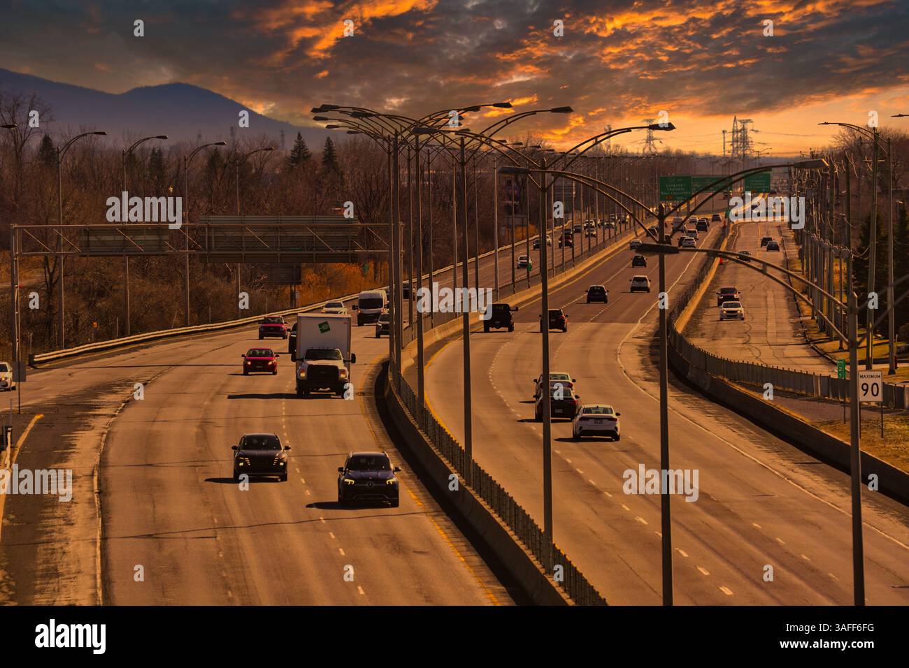 Expressway in the early morning into city Stock Photo - Alamy