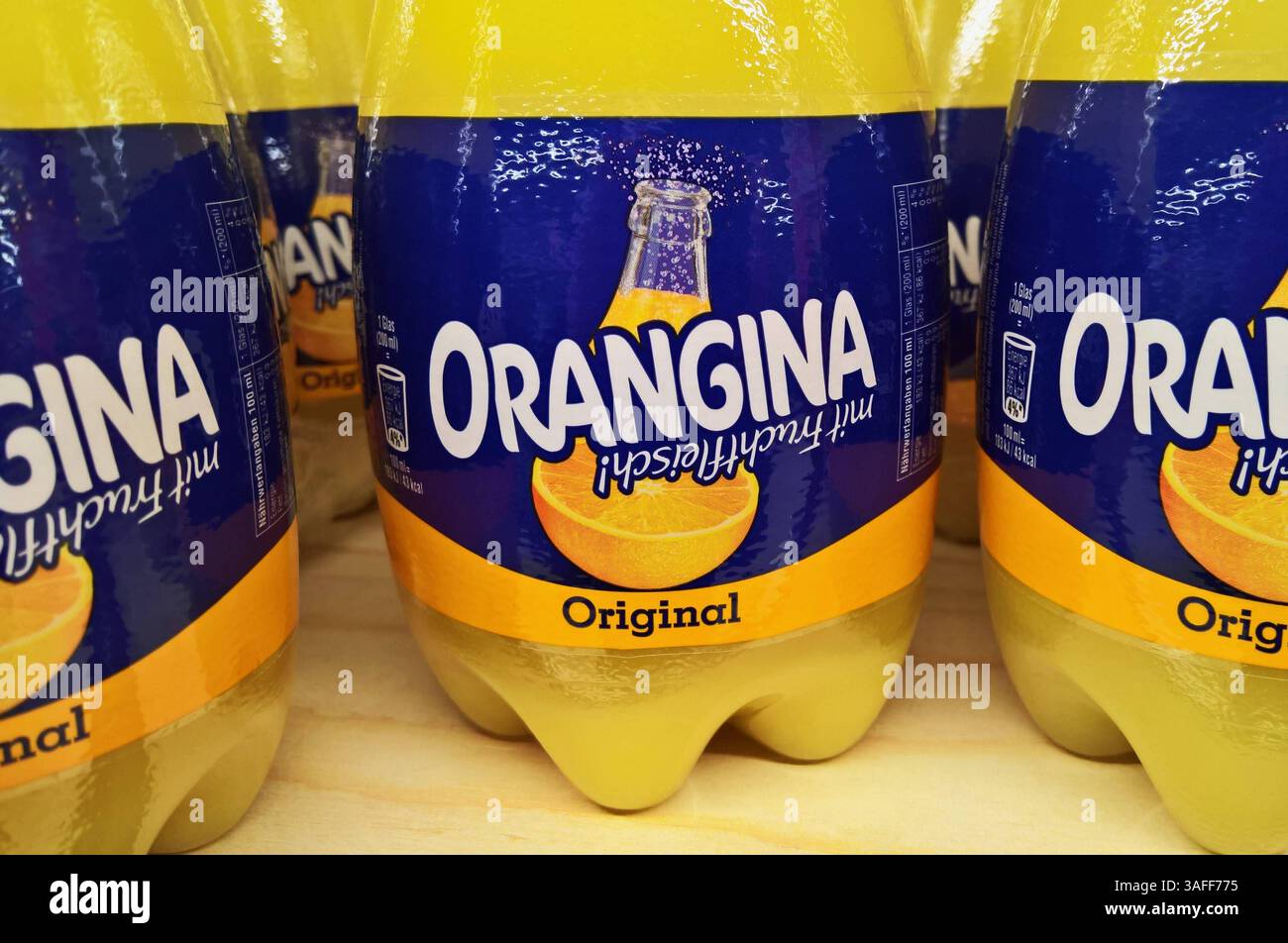 Orangina ist der Markenname eines kohlensäurehaltigen ...