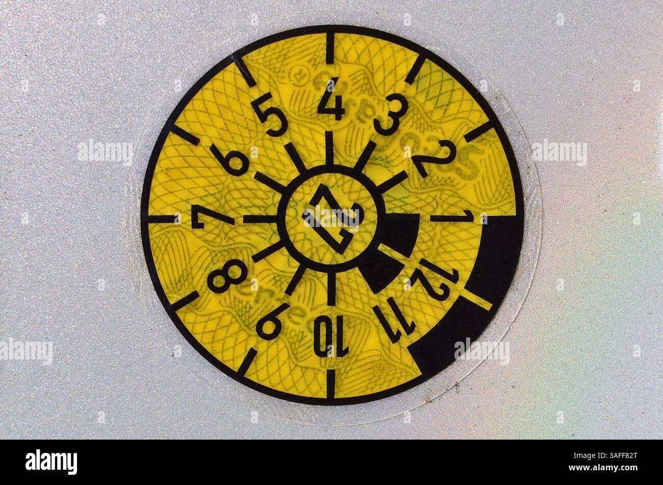 TÜV - Stempel an einem KFZ. Nächster Termin zur HU bzw ...