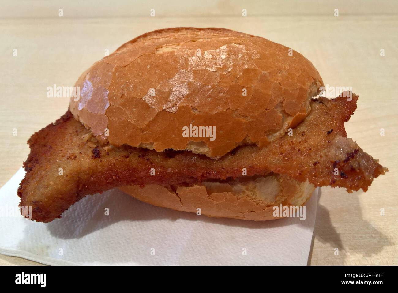 Fleisch. Paniertes Schnitzel in einem Brötchen, in Bayern ...