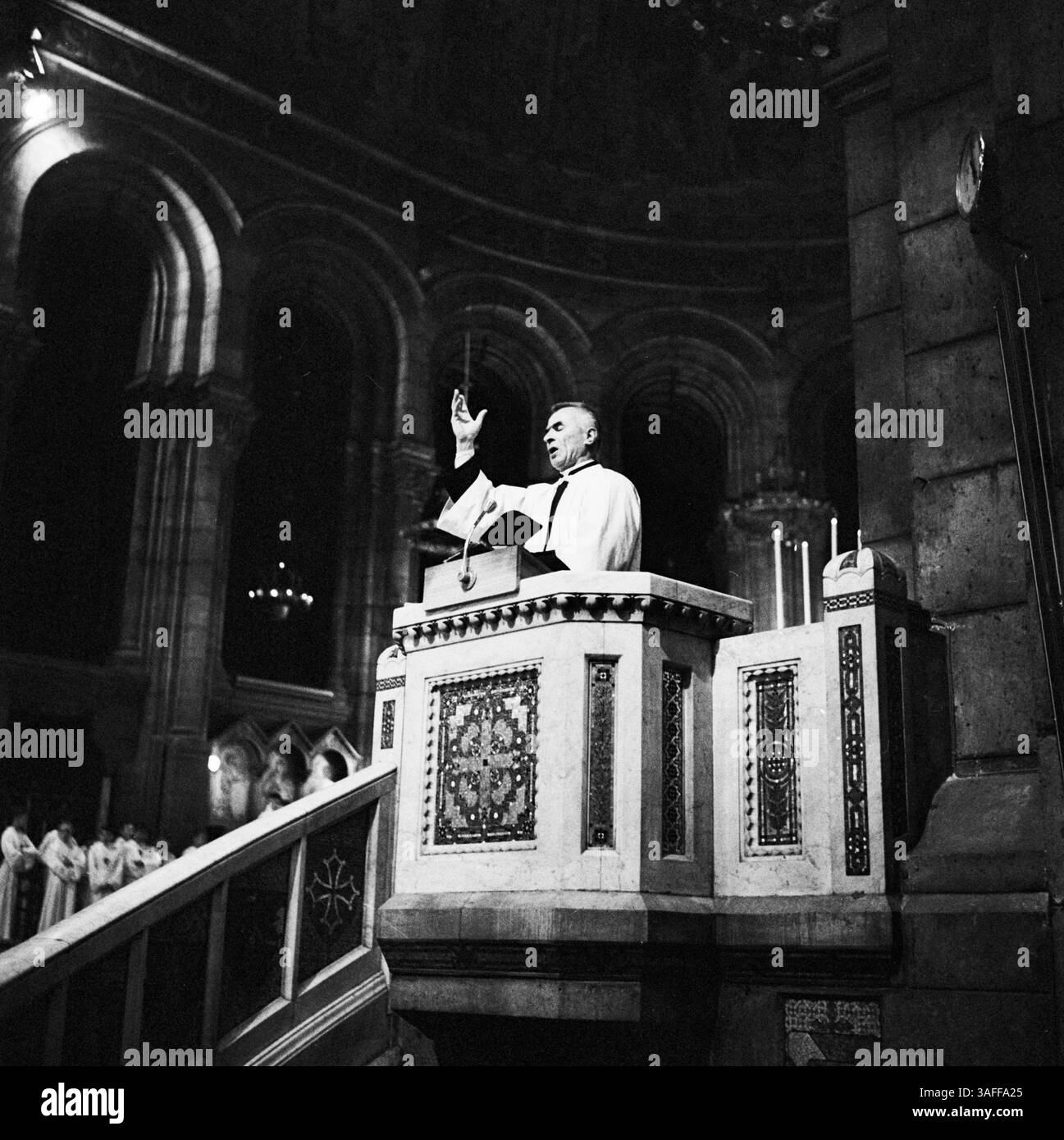 Mit einer messe im hintergrund hi-res stock photography and images - Alamy