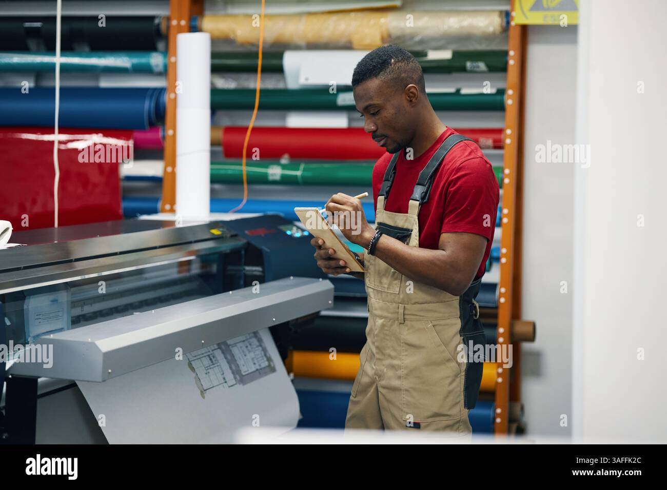 Worker in printing press hi-res stock photography and images - Alamy