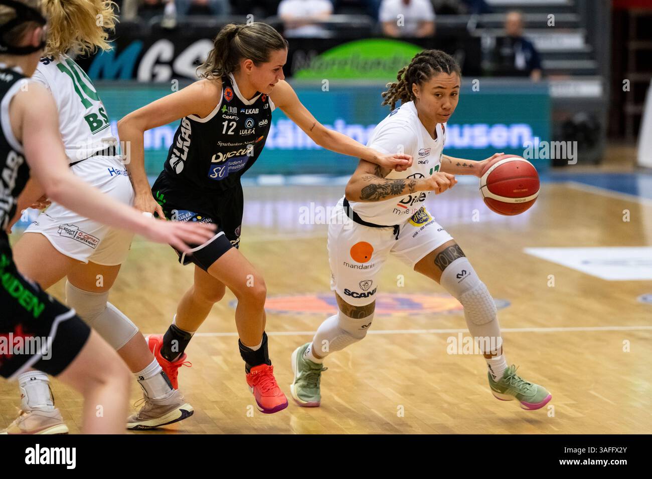 250407 Luleås Sandra Hedlund och Södertäljes Madison Griggs under ...