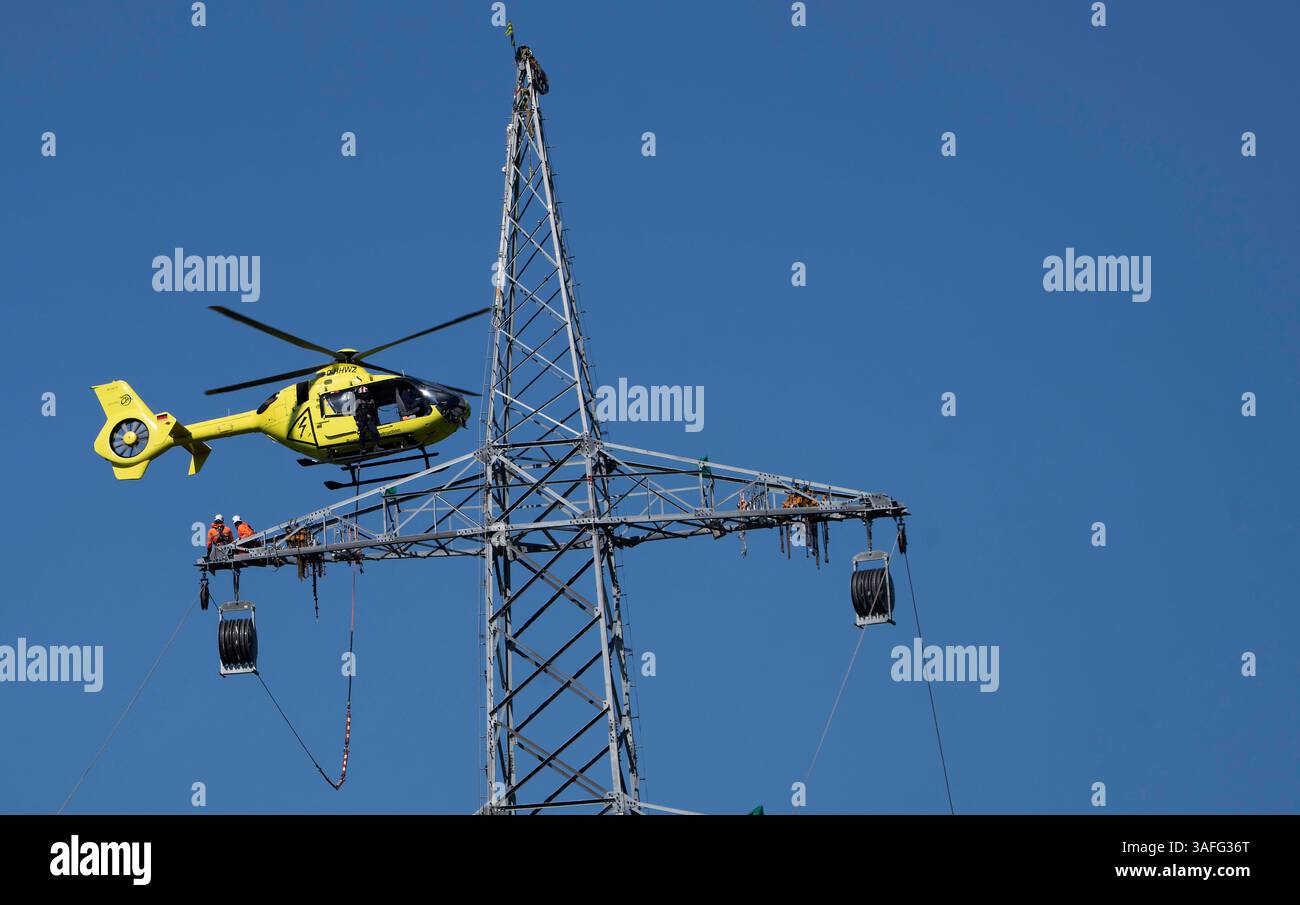 Helikoptereinsatz der Baufirma Omexon im Auftrag von Amprion. Beim ...
