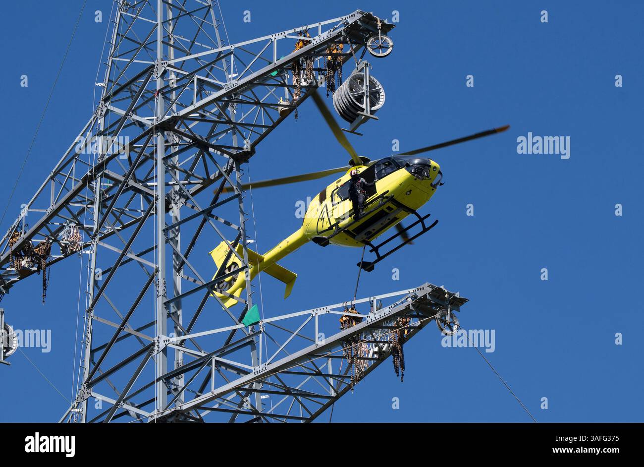 Helikoptereinsatz der Baufirma Omexon im Auftrag von Amprion. Beim ...