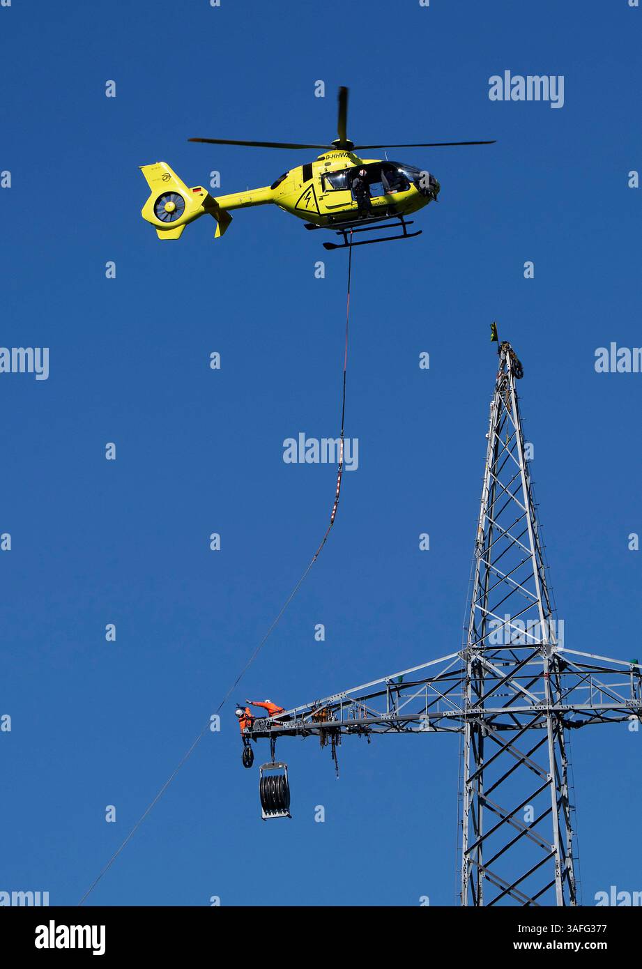 Helikoptereinsatz der Baufirma Omexon im Auftrag von Amprion. Beim ...
