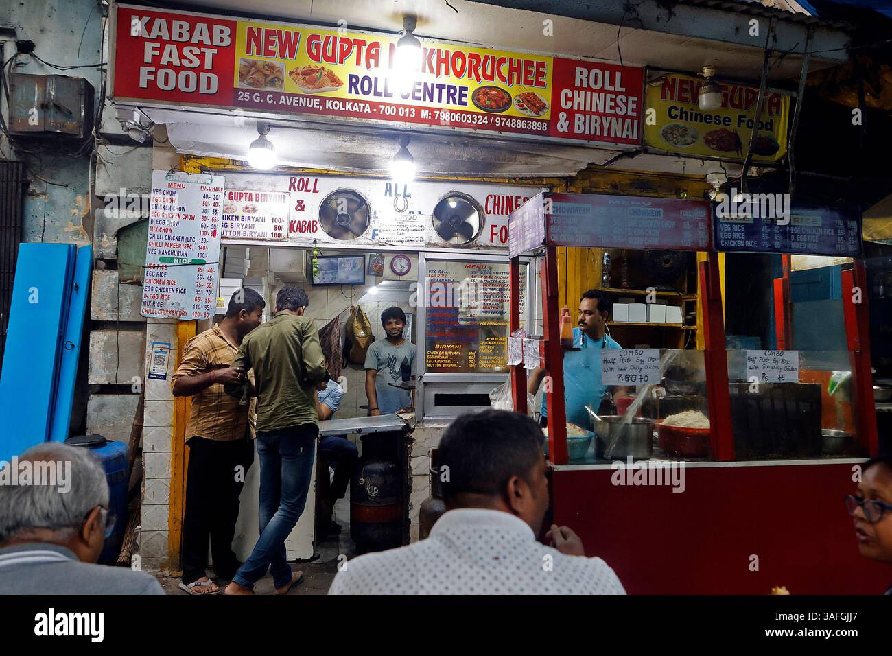 Fast food stall in Kolkata, West Bengal, India Stock Photo - Alamy