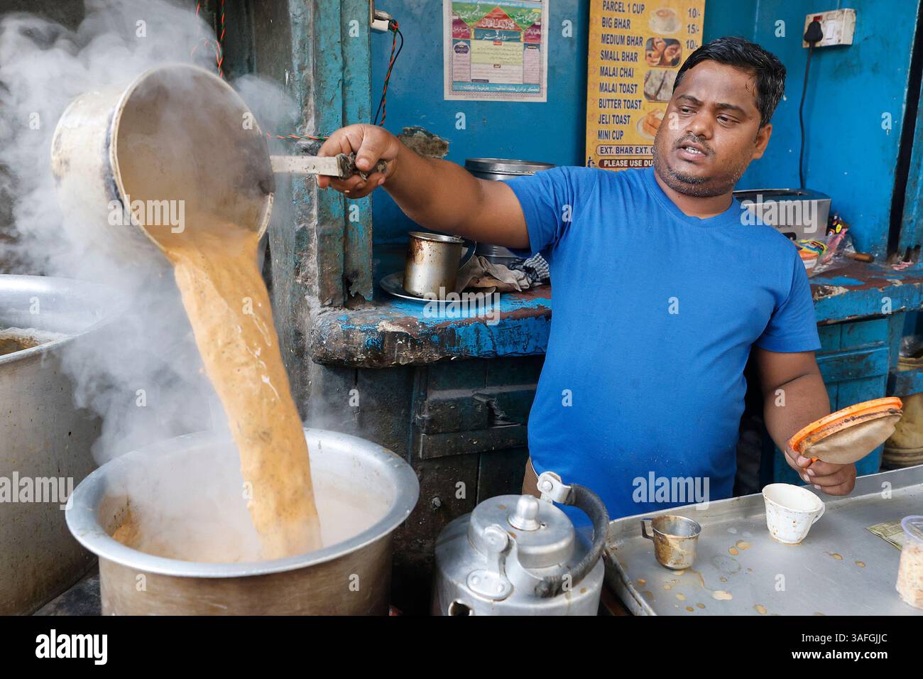 Chai wallah in Kolkata, West Bengal, India Stock Photo - Alamy