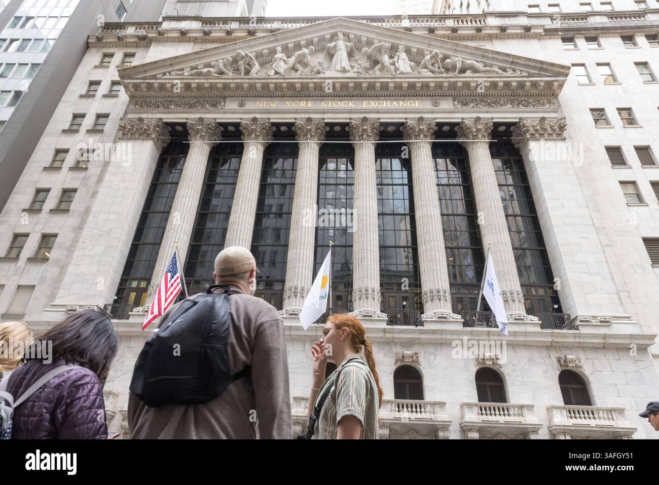 The front of the New York Stock Exchange NYSE The front of the New York ...