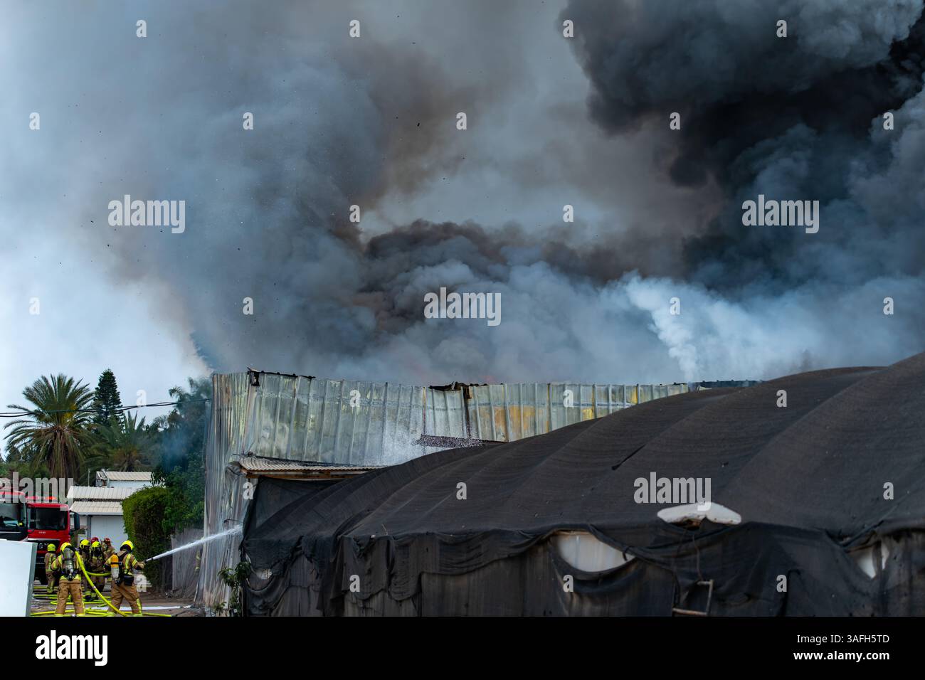 Fire in warehouses warehouses burning hi-res stock photography and ...