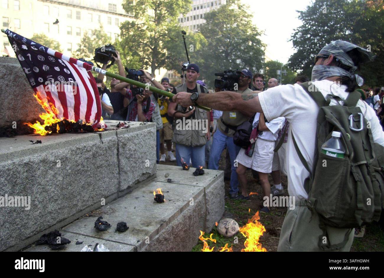 Demonstrator burns american flag hi-res stock photography and images ...