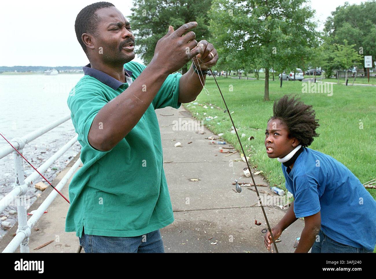Donnell Price, of Washington DC, shows his 10-year old son Dontel how ...