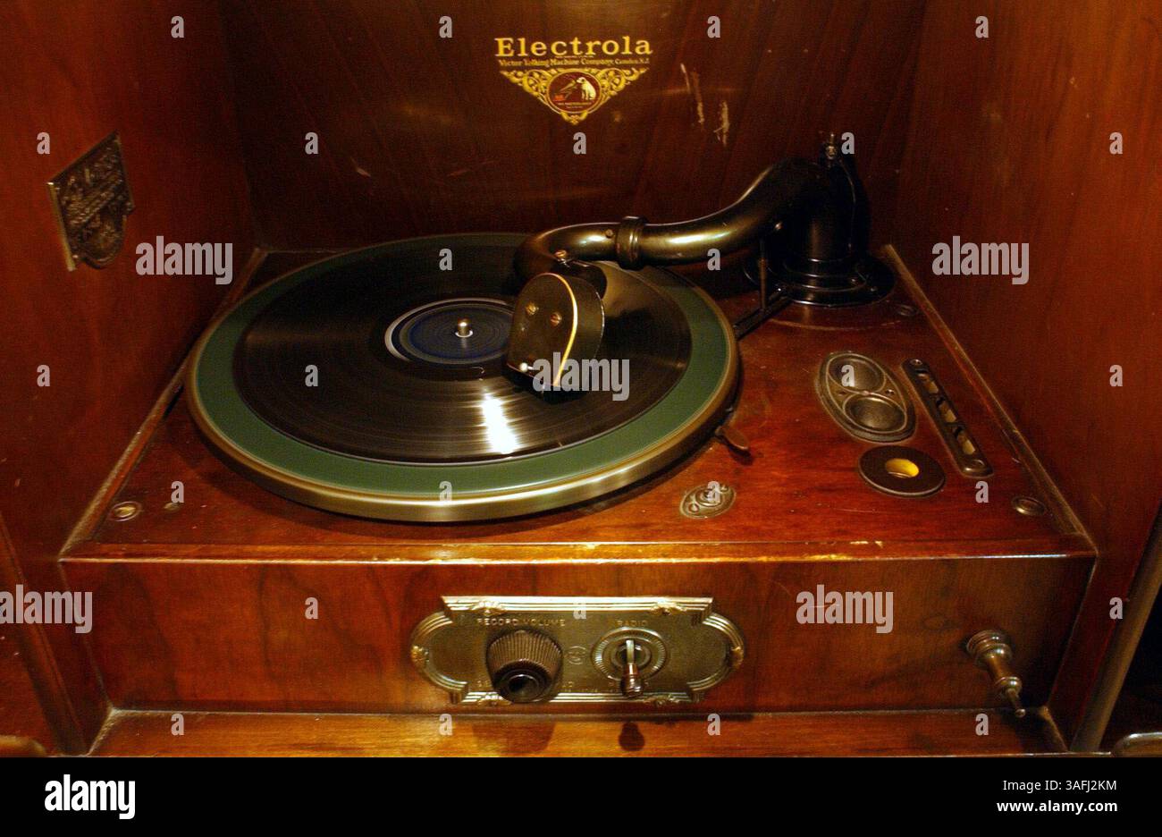 A radio-phonograph combination from 1928, unaffordable for most people ...