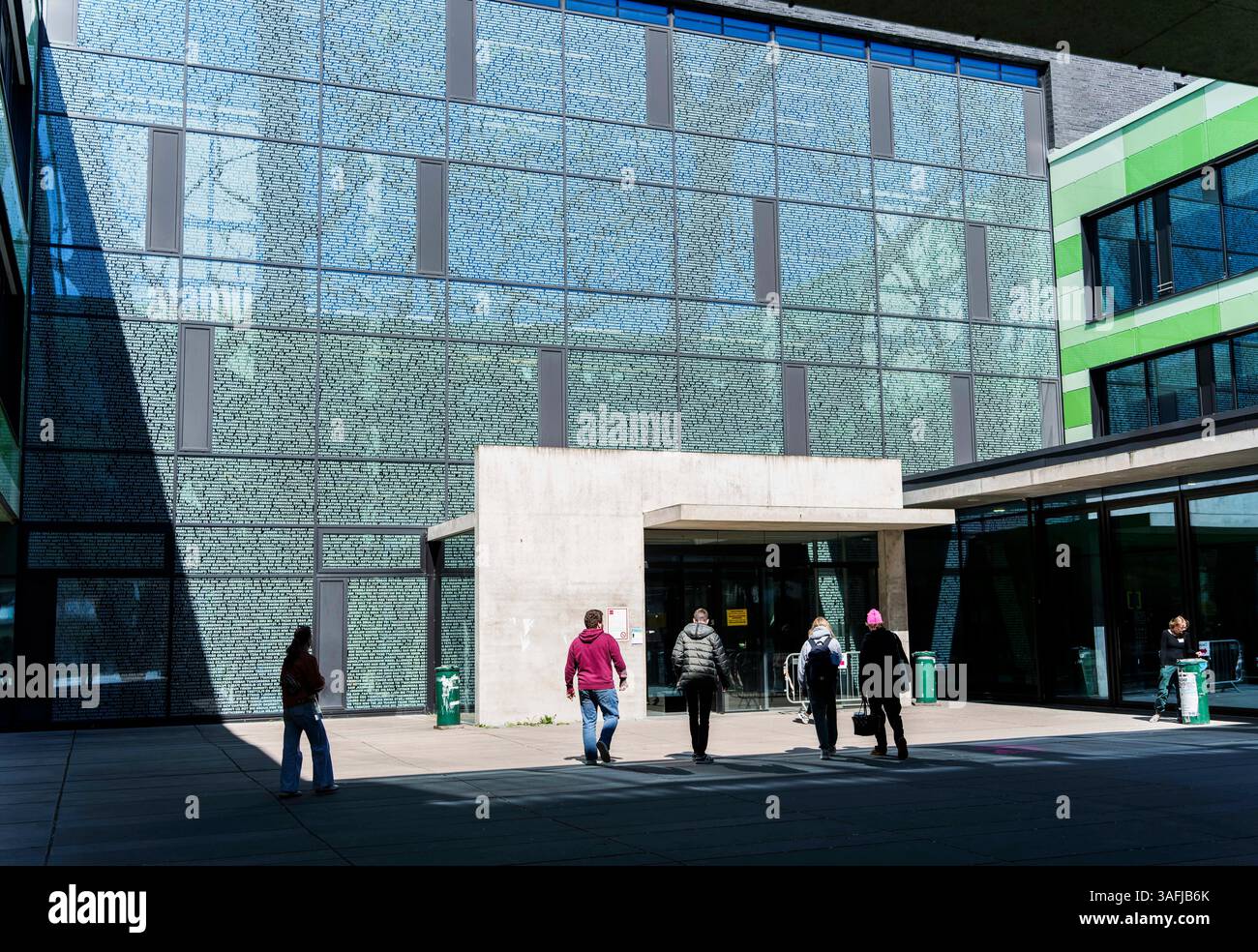 Mainz, Germany. 07th Apr, 2025. Students enter a building on the campus ...