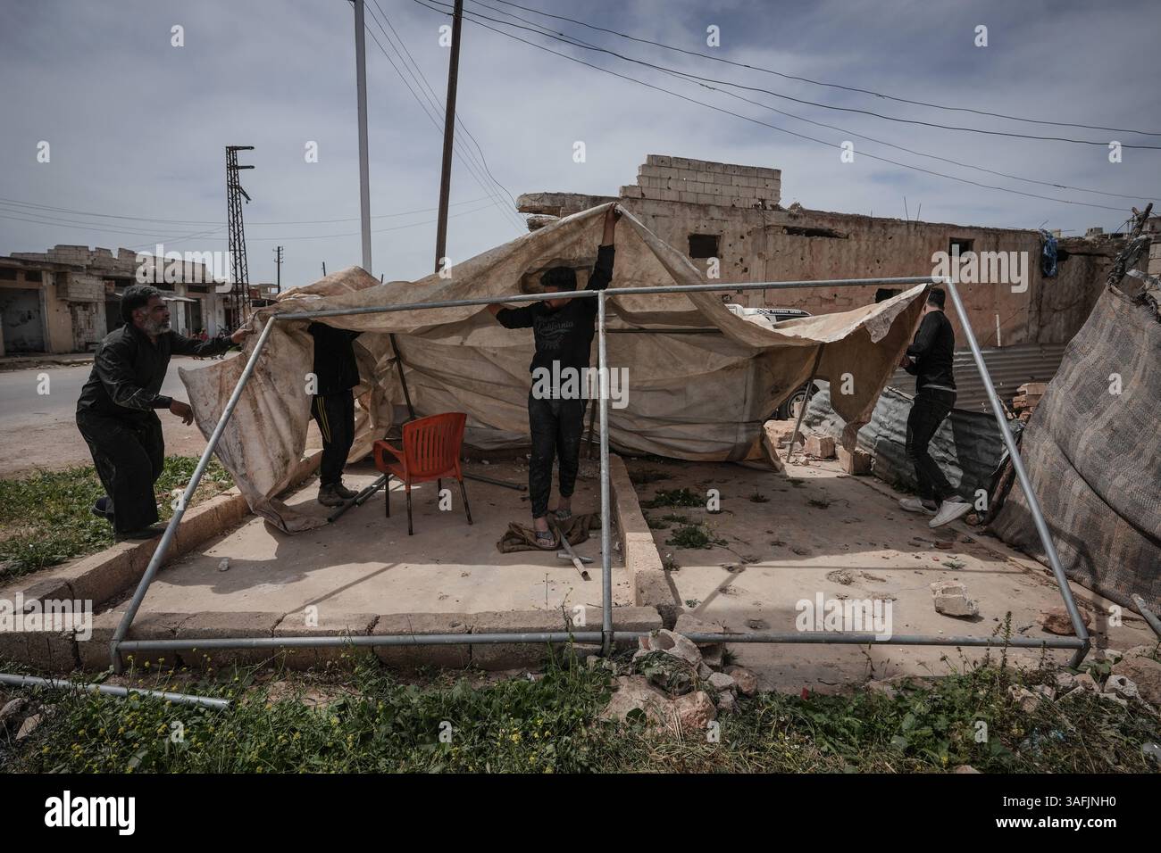 Hama, Syria. 07th Apr, 2025. Displaced Syrian families build tents on ...